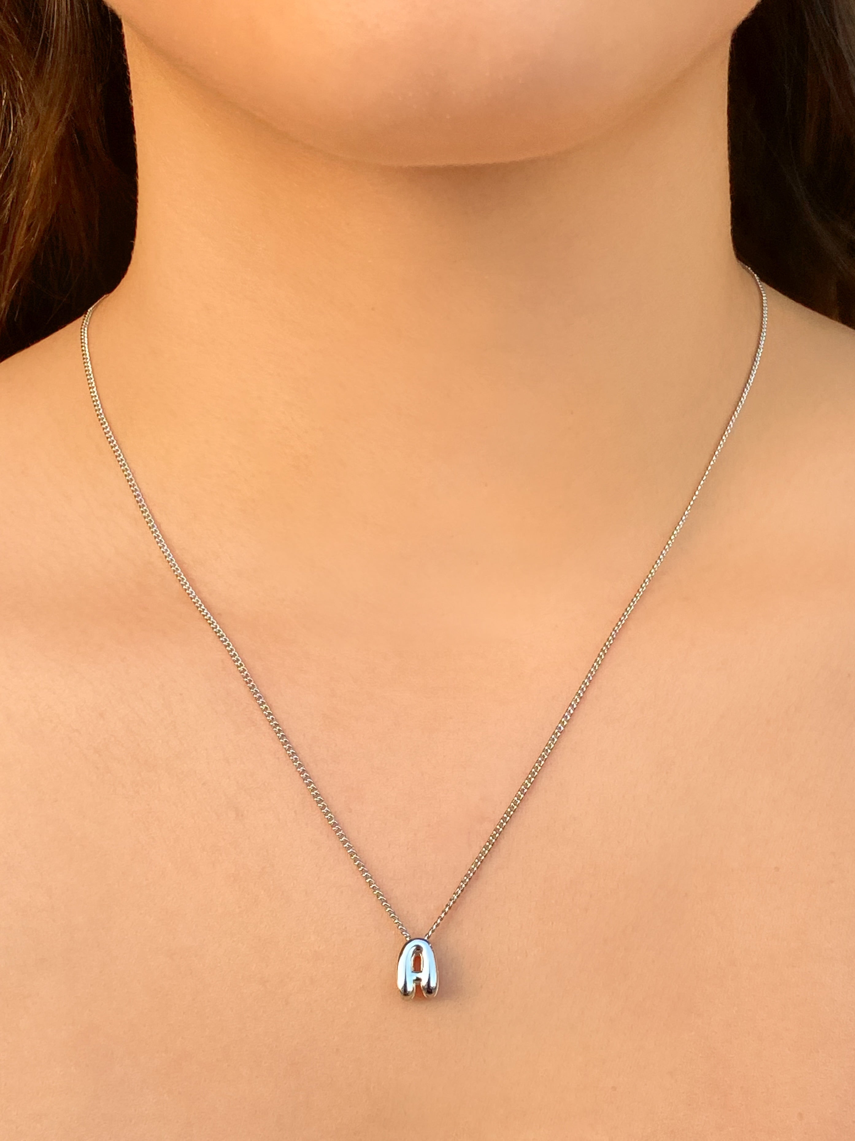 Collar Plateado Mini Inicial Bubble – LORENZA